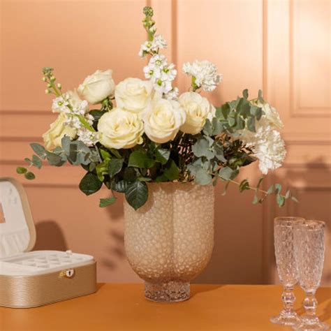 Ваза декоративна скляна 25 см бежева — цена 1939 грн в каталоге Вазы Купить товары для дома и