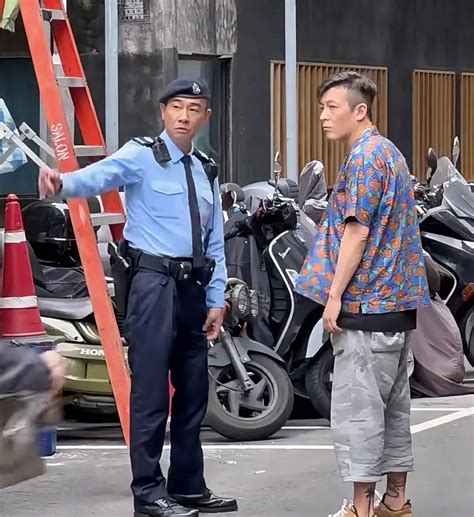 陈冠希偶遇陈小春拍戏 两人热聊后才离开 搜狐大视野 搜狐新闻