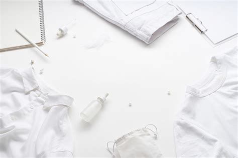 흰색 배경에 흰색 단색 플랫레이 의류 액세서리 문구 및 미용 장비 블로그 디자인 컨셉 0명에 대한 스톡 사진 및 기타 이미지 Istock