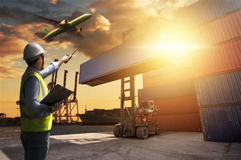 물류 가져오기 내보내기 배경에 대 한 트럭을 컨테이너 상자를 로드 하는 포먼 제어 건설 산업에 대한 스톡 사진 및 기타 이미지 건설 산업 건축물 경제 Istock