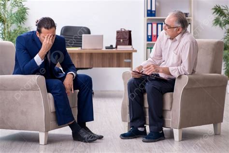 늙은 남자 의사 심리학자를 방문하는 청년 늙은 남자 의사 심리학자를 방문하는 청년 사진 배경 및 무료 다운로드를위한 그림 Pngtree