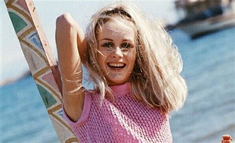 Pin By Mia LeeAnn On Twiggy Twiggy Fast Fashion Up Hairstyles