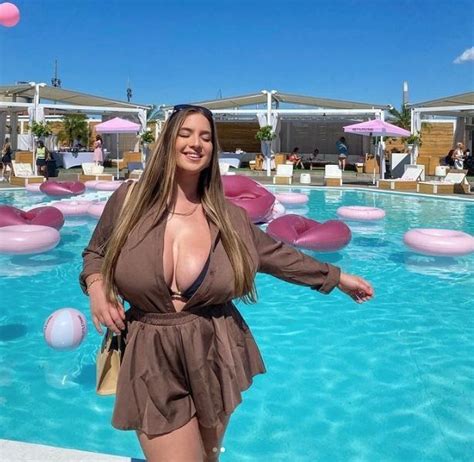Perfect Huge Boobs Cleavage Moti1