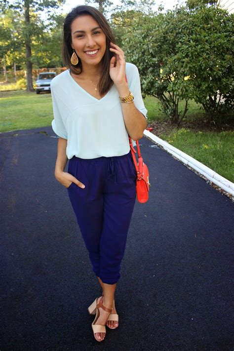 Wear A Light Blue V Neck T Shirt And Navy Capri Pants For A Standout