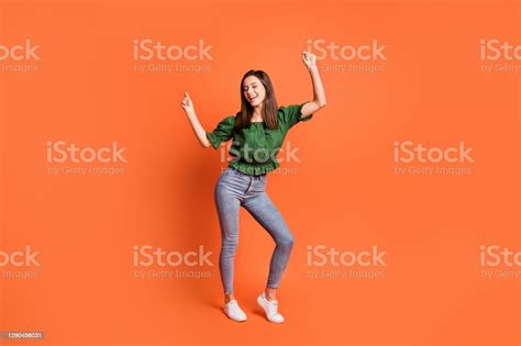 사랑스러운 귀여운 레이디 착용 그린 오프 숄더 블라우스 댄스 고립 된 오렌지 색 배경의 전체 길이 사진 춤에 대한 스톡 사진 및 기타 이미지 Istock