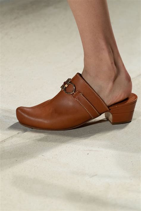 Slingbacks και mules: Όλα τα στιλ που είναι τάση | VOGUE.GR