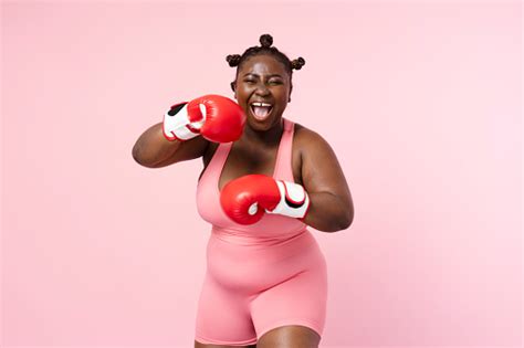 긍정적 인 아프리카 계 미국인 여자 입고 스포츠 유니폼 빨간 권투 글러브 핑크 배경에 고립 25 29세에 대한 스톡 사진 및 기타 이미지 25 29세 건강한 생활방식