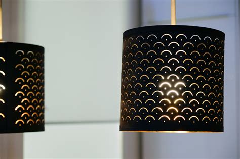 잡지에 그린 패브릭 갓입니다 화려한 장식 전기 가구 조명 램프 전등 갓 스타일 직물 추상적인 배경 교수형 램프 인테리어 디자인 가구에 대한 스톡 사진 및 기타 이미지