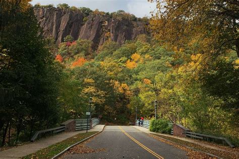 Connecticuts Hidden Traprock Ridges And Cliff Dwellings Touristsecrets