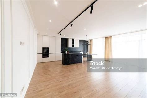 큰 창문과 가구가있는 집에있는 새로운 부엌의 인테리어 디자인 0명에 대한 스톡 사진 및 기타 이미지 0명 가구 가정 주방 Istock