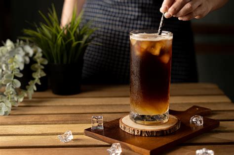 나무 테이블에 레몬 주스와 에스프레소 한 잔과 복사 공간 여름 칵테일 콜드 브루 커피 또는 홍차 차가운 음료를 붓는다 0명에