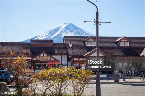 맑고 푸른 하늘을 배경으로 눈 덮인 후지산을 배경으로 한 가와구치 역과 관광을 위해 옴니버스를 타기 위해 줄을 서는 사람들 11월에 대한 스톡 사진 및 기타 이미지 Istock