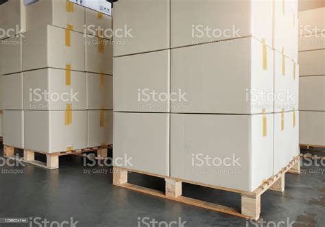 나무 팔레트에 골판지 상자의 스택 패키지 상자 포장 창고 화물 선적 상자를 보관합니다 물류 및 운송 0명에 대한 스톡 사진 및 기타 이미지 Istock