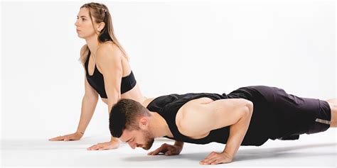 스튜디오에서 남자와 여자의 그룹 초상화 운동과 근육 구축을위한 피트니스 개념 프로 운동 선수 사진 촬영에 적합합니다 스포츠를하는 두 사람 20 24세에 대한 스톡 사진 및