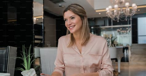 호텔 로비에서 디지털 태블릿으로 작업하는 젊은 사업가의 초상화 비즈니스 여행 개념입니다 사진 Unsplash의 무선 기술 이미지