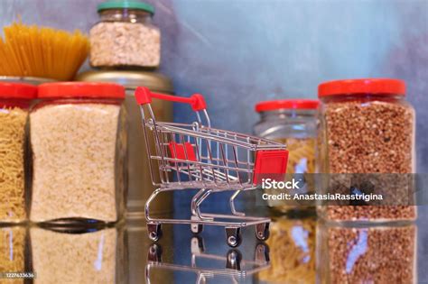 식료품 쇼핑 개념입니다 식료품 트롤리 장난감과 식품 공급 음식 세트 쌀 메 밀 오트밀 파스타 0명에 대한 스톡 사진 및 기타 이미지 Istock