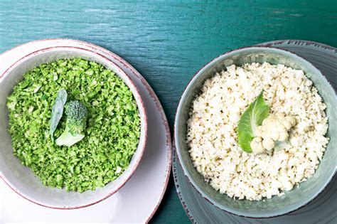 콜리플라워 쌀과 녹색 배경에 그릇에 브로콜리 쌀 최고의 볼 수 있습니다 오버 헤드로 인해입니다 공간에 복사 합니다 엉망 브로콜리에 대한 스톡 사진 및 기타 이미지 Istock