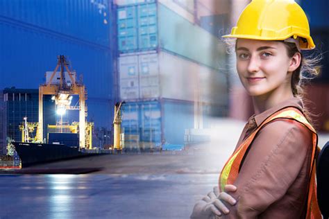 이중 노출 노란색 안전 헬멧을 착용 백인 여성 엔지니어및 수입 및 수출 운송화물화물 선박에서 제어 적재 컨테이너 상자를 확인합니다 건설 산업에 대한 스톡 사진 및 기타