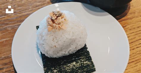 흰색 세라믹 접시에 흰색과 검은 색 케이크 사진 Unsplash의 무료 음식 이미지