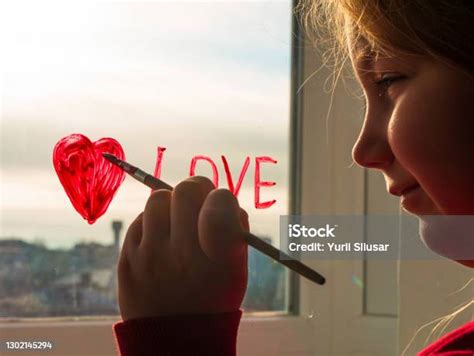 어린 소녀는 창 유리에 빨간 마음을 그리는 손에 페인트 브러시를 들고있다 발렌타인 데이 사랑 데이트 검역 레저 4 5세에 대한 스톡 사진 및 기타 이미지 Istock