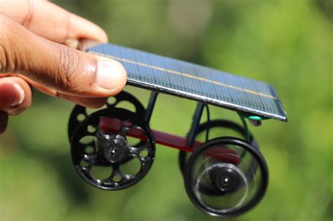 3d 인쇄 바퀴와 자연 배경으로 손에 들고 태양 전원 작업 모델 자동차 교통수단에 대한 스톡 사진 및 기타 이미지 교통수단 녹색 기술 대체 연료 차량 Istock