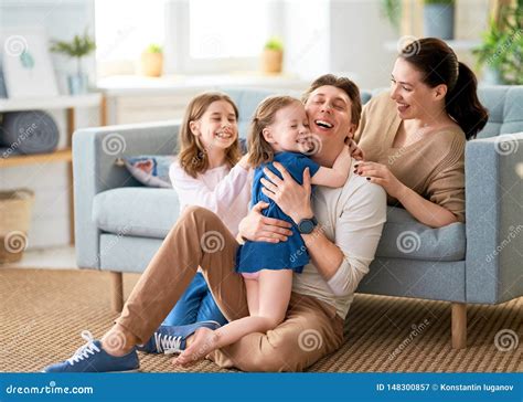 Fam Lia Loving Feliz Imagem De Stock Imagem De Caucasiano