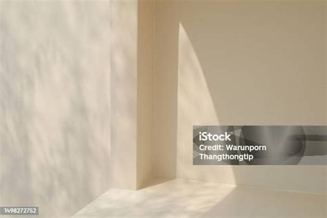 추상적인 파스텔 크림 벽은 건축 세부 사항의 햇빛 질감과 현대 콘크리트입니다 추상적인 트렌디한 색상의 자연광 개념 배경 0명에 대한 스톡 사진 및 기타 이미지 Istock