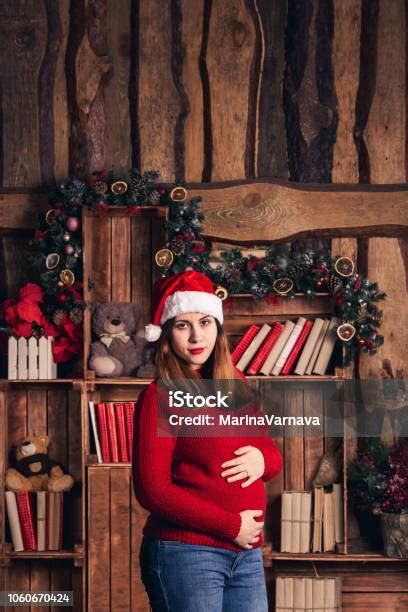 크리스마스 의상에서 임신한 여자는 그녀의 아랫 배를 쓰 다듬어 경외감에 대한 스톡 사진 및 기타 이미지 경외감 공 스포츠 장비 기대 Istock