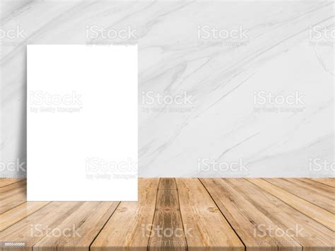 판자 나무 바닥과 대리석 돌 벽 귀하의 콘텐츠 추가 대 한 모의 서식 파일에 빈 백서 포스터 제품의 디스플레이 대 한 측면 공간을 둡니다 대리석에 대한 스톡 사진 및 기타