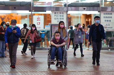 Covid 19疫情進入第4波流行，疾管署23日預估約6月底達疫情高峰，醫療機構口罩規定維持。圖為台大醫院出入民眾配戴口罩。中央社記者王騰毅攝