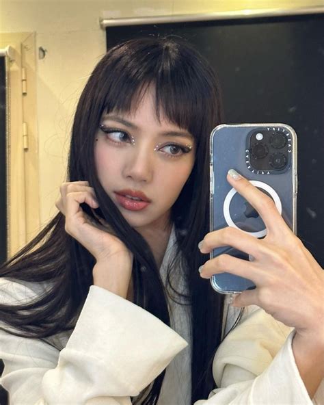 ليسا من بلاك بينك في صورة مع نجم كرة القدم نيمار