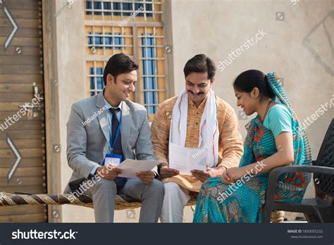 인디언 가족회의 금융 고문과의 만남 스톡 사진 1850055232 Shutterstock