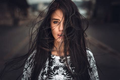 배경 화면 야외 여성 여자들 단색화 초상화 긴 머리 갈색 머리의 뷰어를보고 사진술 유행 깜짝 놀란 얼굴에