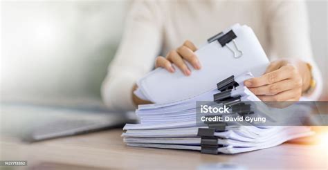 비즈니스 문서 감사 사업가 검색 문서 법률 분석 서류 또는 보고서 준비 Tax 시간 회계사 문서 데이터 계약 파트너 거래 직장 사무실에서 변호사에 대한 스톡 사진 및 기타