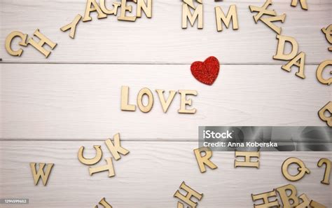 반짝이는 붉은 하트가 있는 밝은 나무 배경에 장식나무 글자로 만든 사랑이라는 단어 발렌타인 데이 포스터 인사말 카드 배너 0명에 대한 스톡 사진 및 기타 이미지 Istock