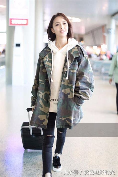 佟麗婭穿迷彩風衣配衛衣現身機場 俏皮短髮面對鏡頭笑出小梨渦 每日頭條