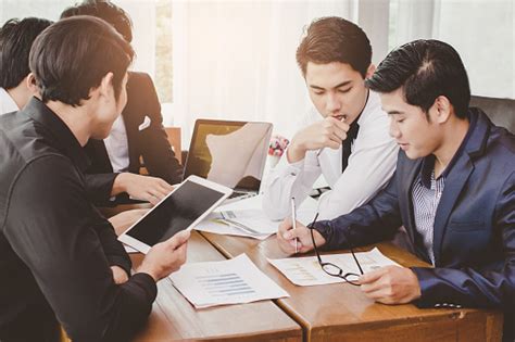 사업을 시작 합니다 아시아 남자 그룹 앉아 회의 경제의 위쪽 및 아래쪽 그래프를 논의 하 고 사무실에 테이블에 대 한 얘기 경영자에 대한 스톡 사진 및 기타 이미지 Istock