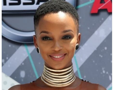 სამხრეთ აფრიკელი ქალები რომლებიც ნებისმიერ მამაკაცს სიტყვის ამოუღებლად მოაბრუნებენ უკან