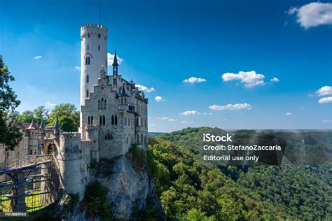 리히텐슈타인 성 근처의 에차즈 계곡이 내려다 보이는 고딕 양식의 부흥 양식으로 지어진 궁전 성 건축물에 대한 스톡 사진 및 기타 이미지 Istock