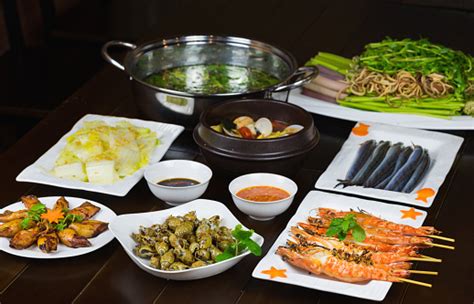 베트남 해산물 바베 큐 타이거 새우 구운된 오징어 튀김 저 어 양배추 야채와 매운 스팀 조개와 생선 뜨거운 냄비의 세트 음식에 대한 스톡 사진 및 기타 이미지 Istock