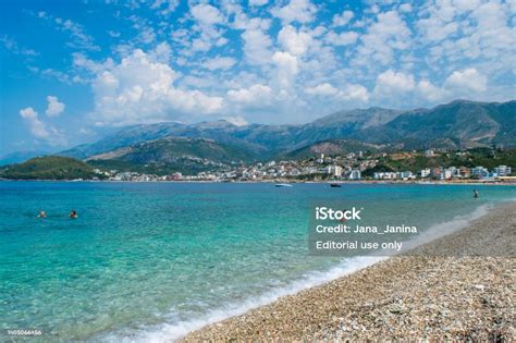 산 기슭에있는 아름다운 조약돌 해변에있는 사람들 히마레 알바니아 아드리아 해 여름 구름 풍경 블로러에 대한 스톡 사진 및 기타 이미지 Istock