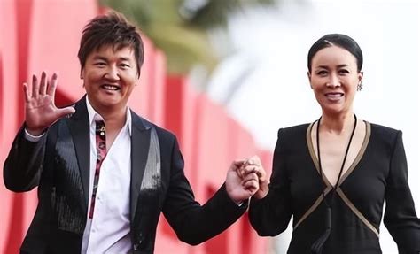 那英孙楠古早旧照被扒，两人在台上当众热辣亲吻引热议