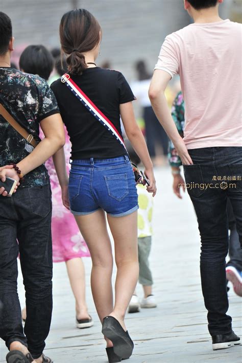 美女街拍：夏天是約會的季節，與男友逛逛街的牛仔短褲翹臀美女 壹讀