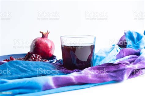 잘 익은 석류와 접시에 씨앗을 배경으로 보라색과 파란색 섬유 커버에 가넷 주스 의 유리 0명에 대한 스톡 사진 및 기타 이미지