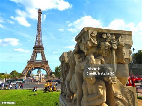 파리 트로카데로 정원의 샹드 마르와 바르샤바 분수의 에펠탑 거리에 대한 스톡 사진 및 기타 이미지 거리 건축 건축모형