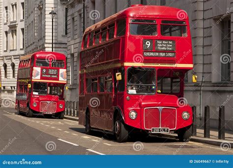 Barramentos Vermelhos Famosos De Londres Do Autocarro De Dois Andares