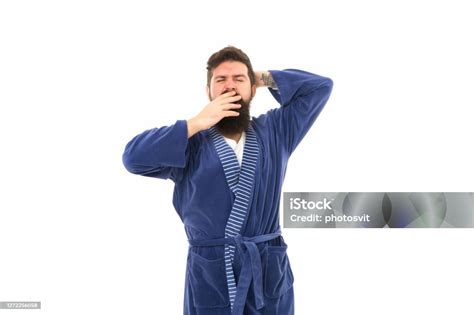 졸린 느낌 슬리피 힙스터 하품 에 고립 된 흰색 수염이 있는 남자는 목욕 가운을 입고 졸린 것처럼 보입니다 이른 아침 시간 안녕히 주무세요 홈 의류 깨달음 게으니 졸린 가정