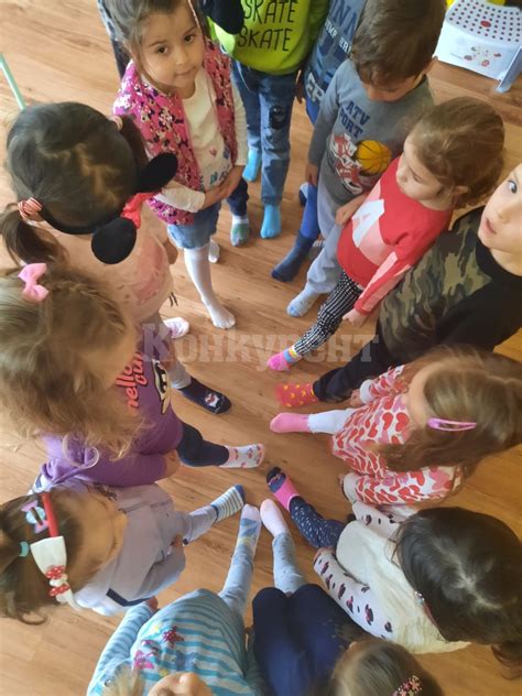 Малчугани от Враца обуха шарени чорапи в съпричастност към децата със синдром на Даун Konkurent Bg