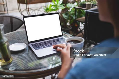 야외에서 커피를 마시면서 빈 흰색 데스크톱 화면이 있는 노트북 컴퓨터에서 사용하고 작업하는 여성의 모형 이미지 여자에 대한 스톡 사진 및 기타 이미지 Istock
