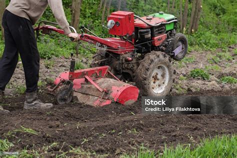 농장에서 쟁기로 땅을 쟁기질하는 밭에서 일하는 남자 농부 마을에서 토양을 처리하는 계절 유기농 천연 제품을 재배합니다 갈색에 대한 스톡 사진 및 기타 이미지 Istock
